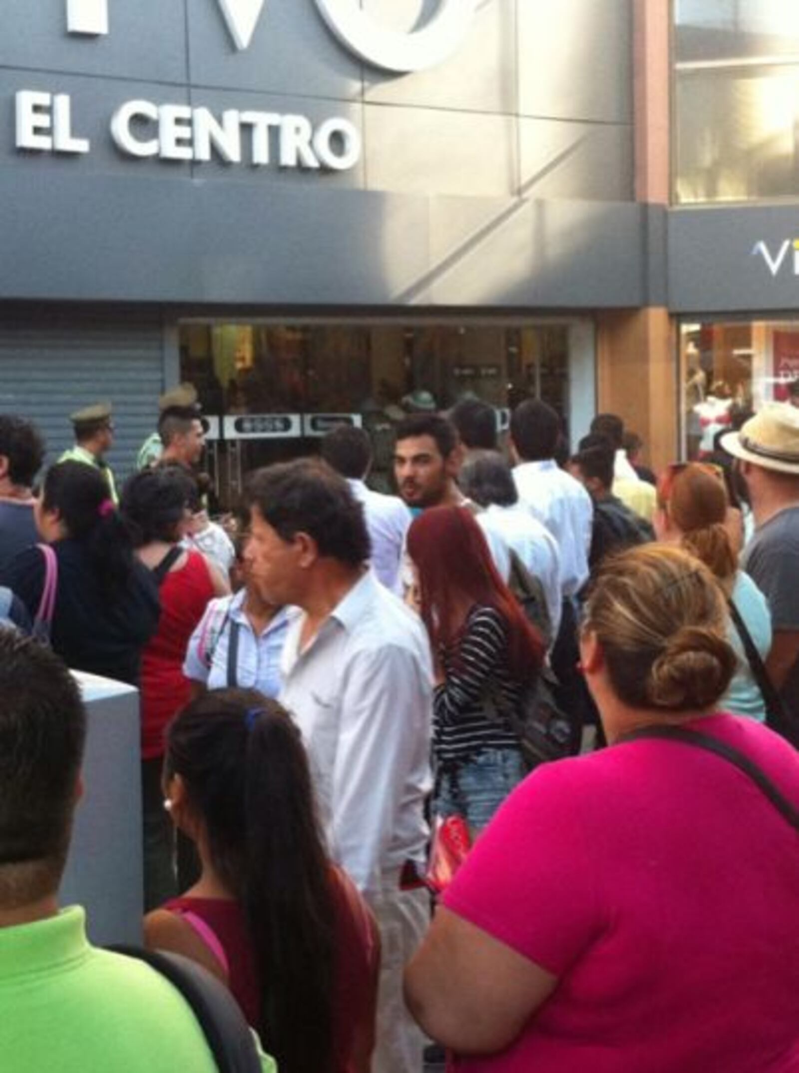 Falsa bomba causó la evacuación de céntrico mall de Santiago ...
