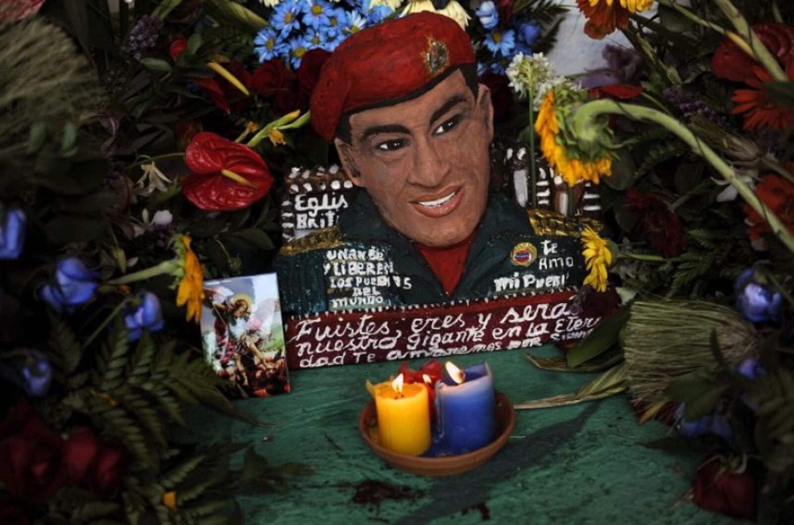 [FOTOS] "Santo Hugo Chávez": Tumba del líder venezolano se torna lugar ...