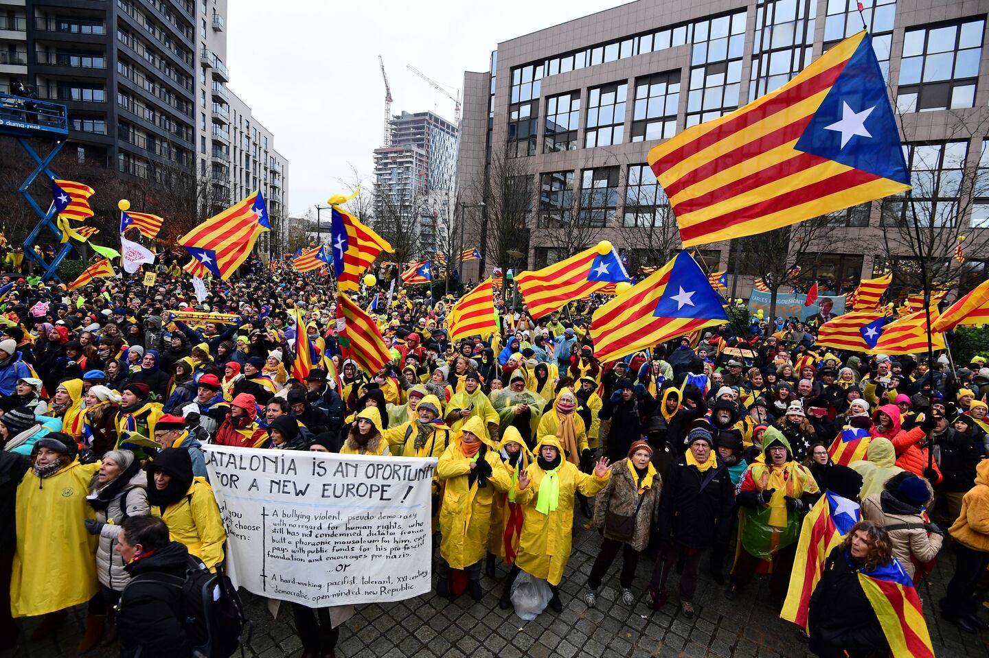 45 mil independentistas catalanes se toman las calles de Bruselas para ...