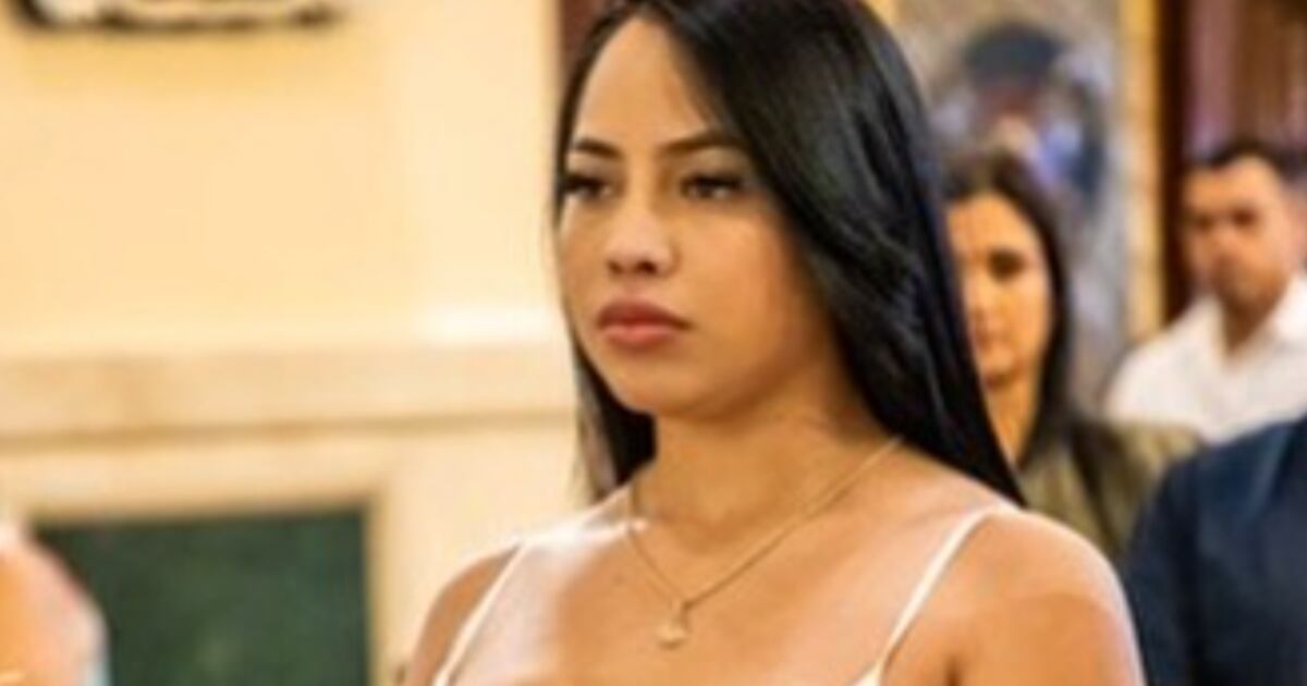 Joven madre deja la grande con vestido que usó para el bautizo de su ... Joven madre deja la grande con vestido que usó para el bautizo de su ...