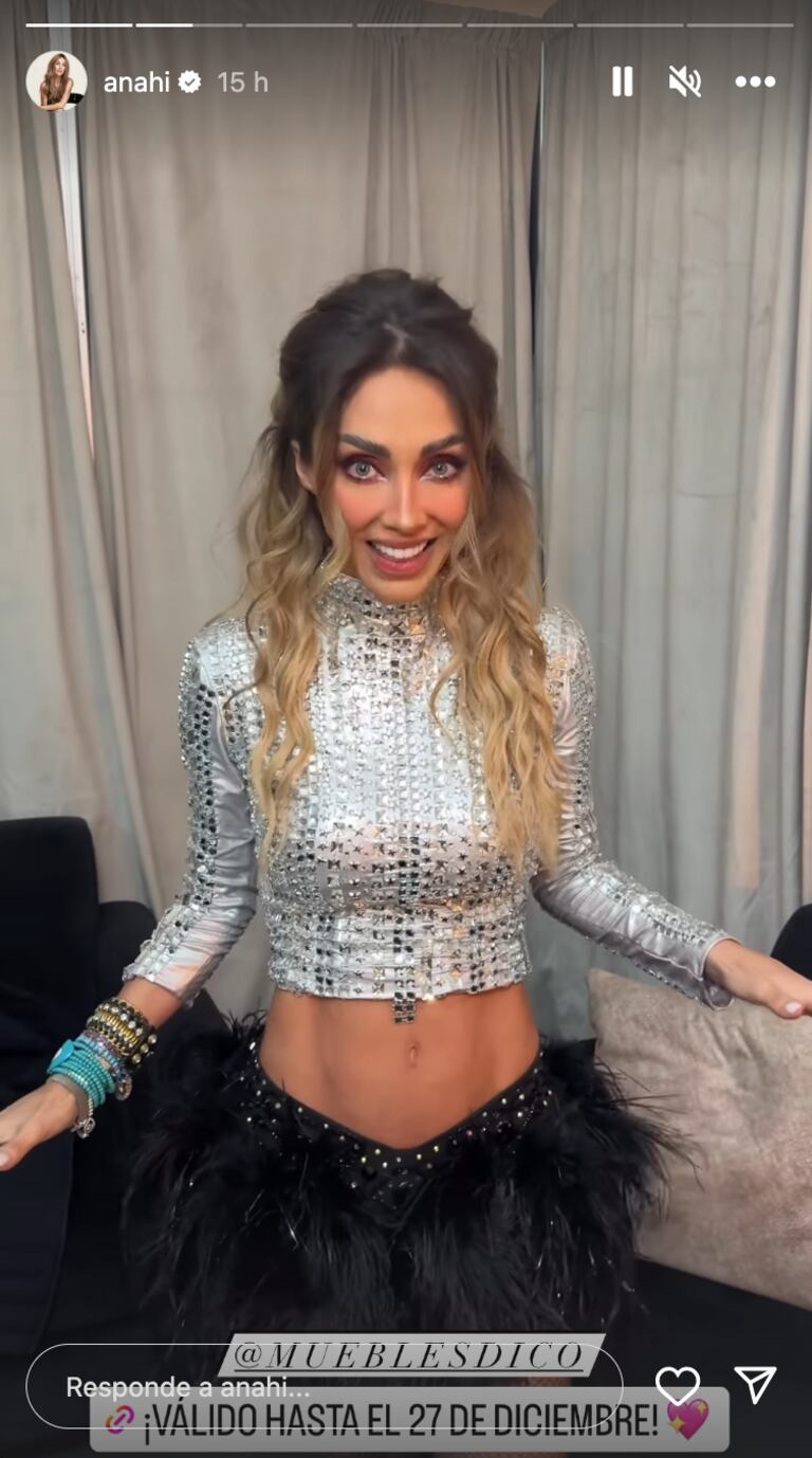 Anahí enseña a usar la tendencia de ropa metalizada en invierno ...