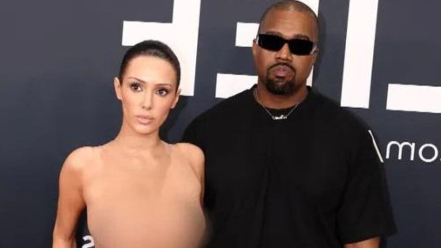 Kanye West de nuevo en el ojo del huracán: Su esposa apareció con un vestido transparente en los ...