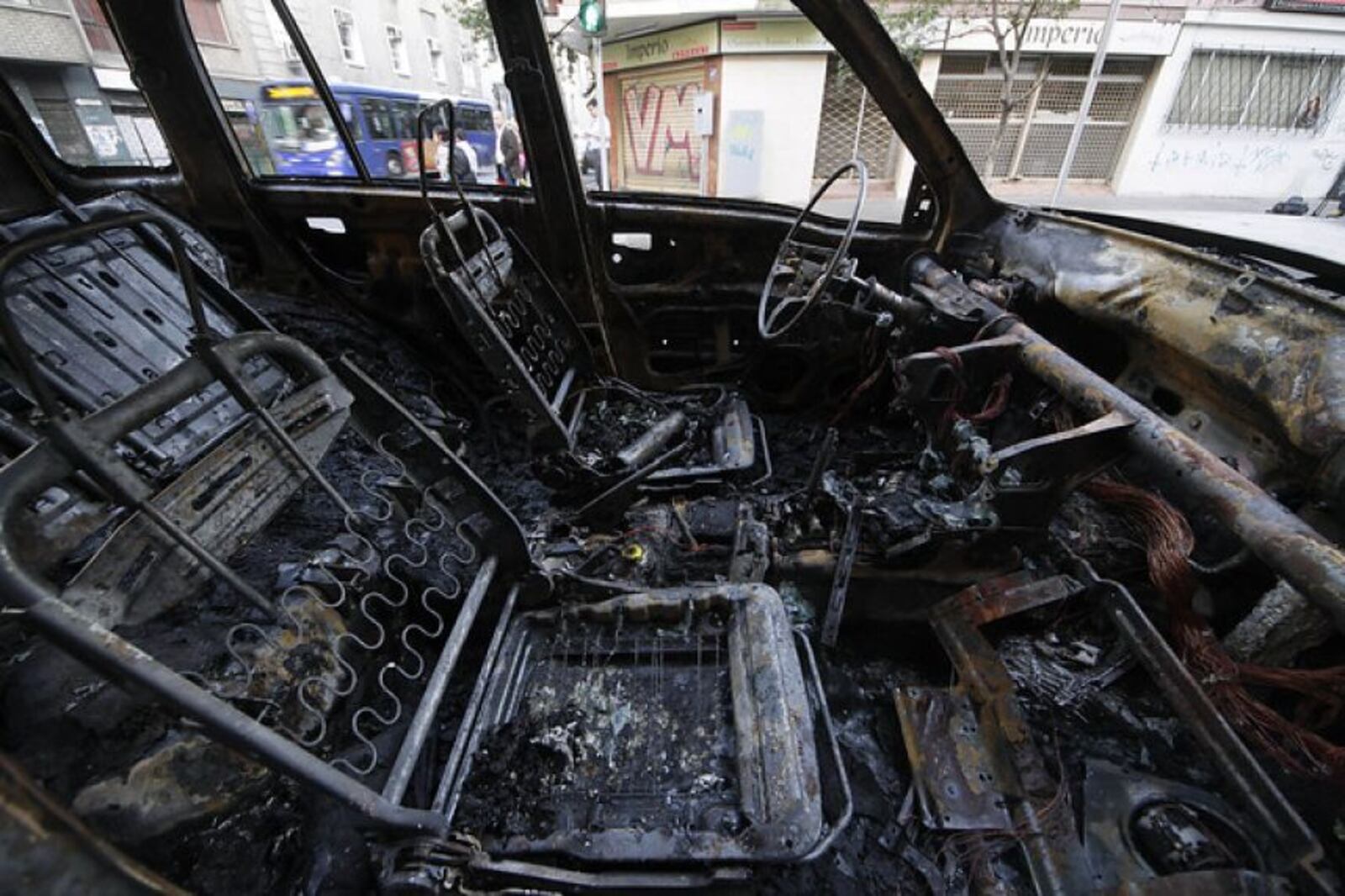 Galería: Así quedó el auto que explotó esta mañana en Santiago ...