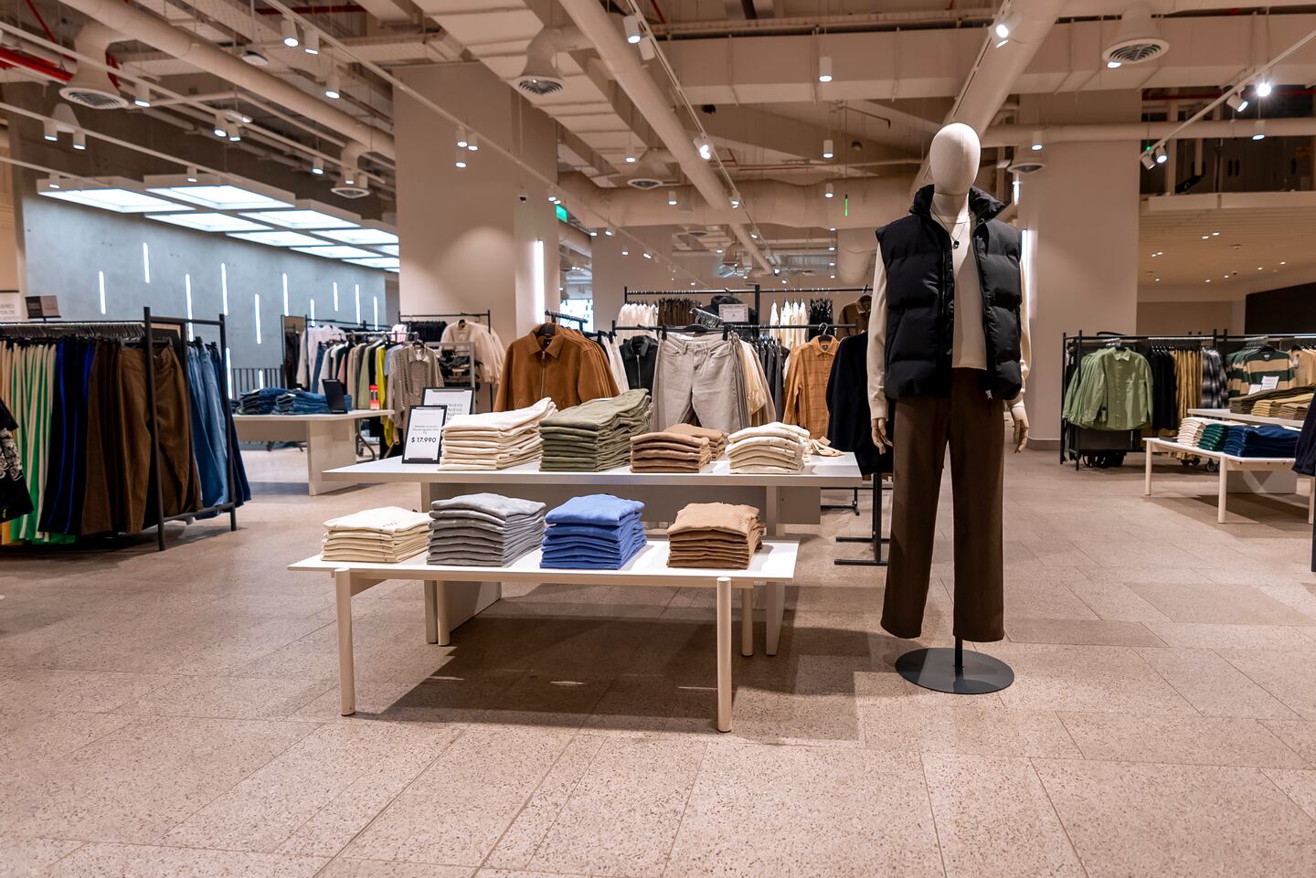 ¡H&M inaugurará su tienda más grande en Chile en el Costanera Center ...
