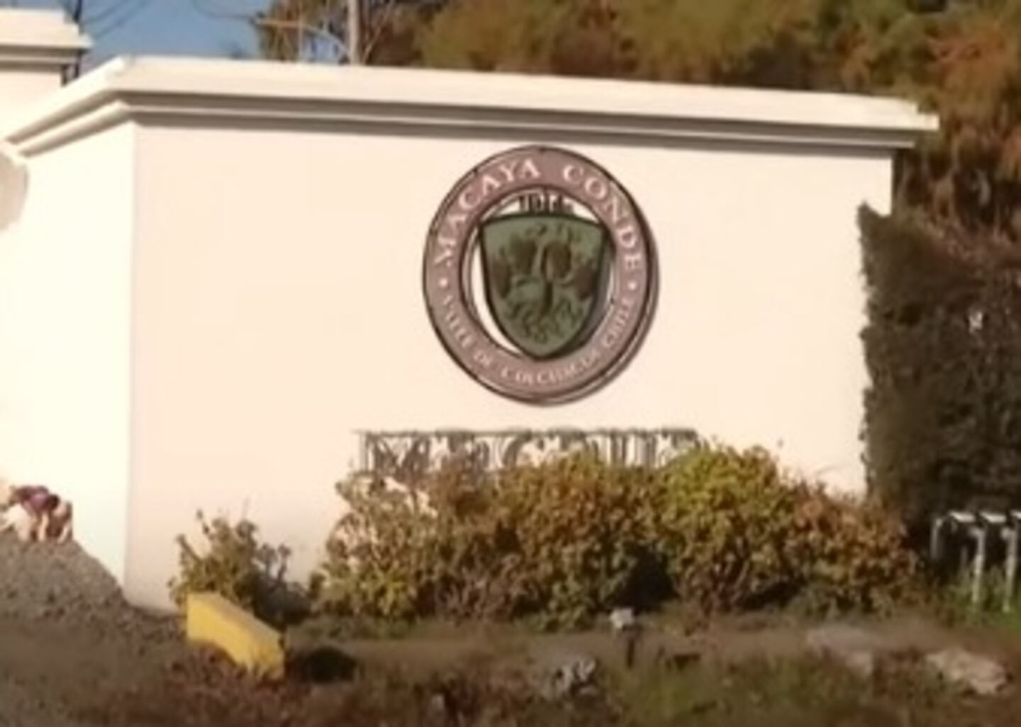 “Grotesco”: Equipo de CHV graba el “resort” donde cumple arresto ...