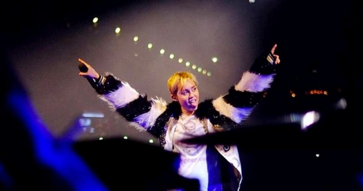 Miley Cyrus publica en Instagram provocadoras imágenes de su concierto ... Miley Cyrus publica en Instagram provocadoras imágenes de su concierto ...