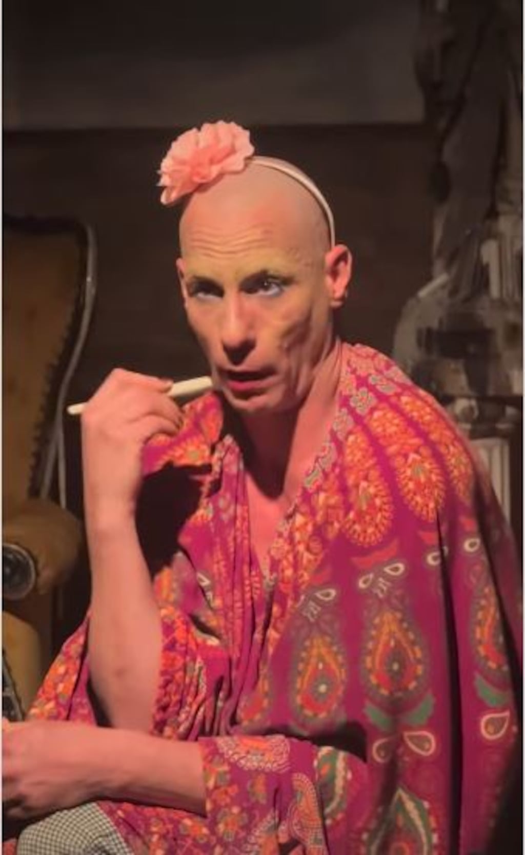 Irreconocible: El radical cambio de look de Gonzalo Valenzuela en el estreno de su obra “El ...